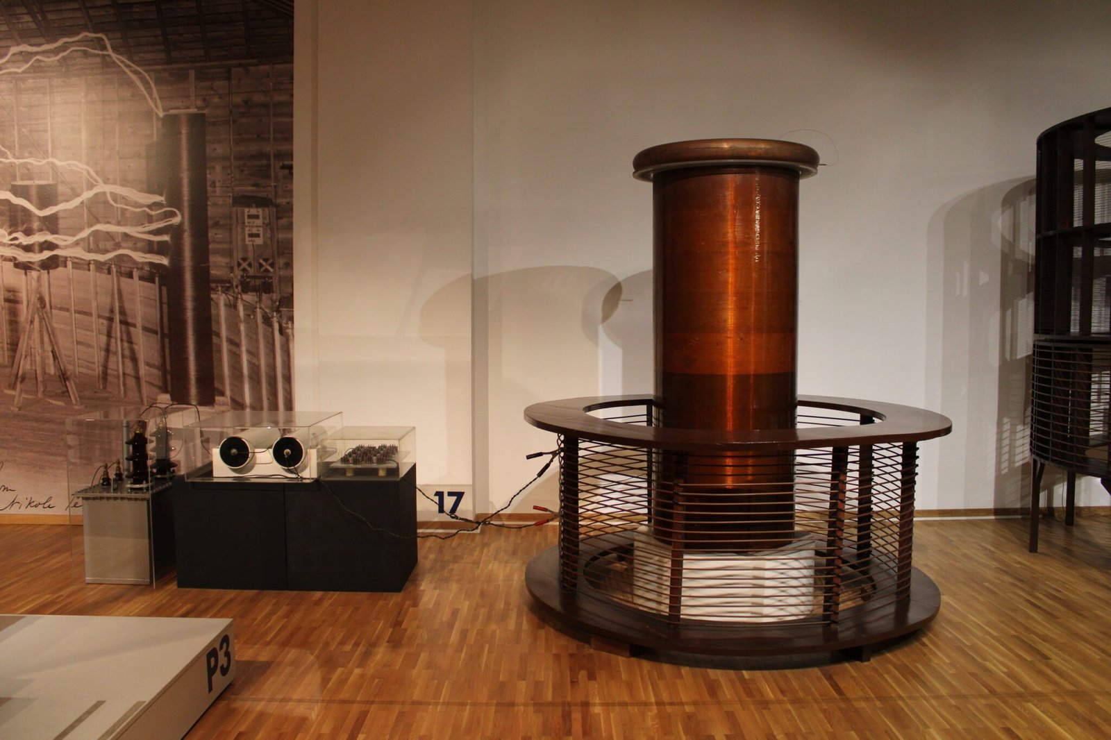 Tesla coil: what is it and how does it work? - Electrical e-Library.com